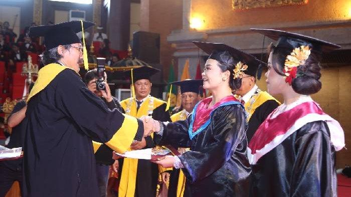 STAHN Mpu Kuturan Gelar Wisuda ke IX, Prof. Suwindia Wanti-wanti Wisudawan Jangan Terpaku Jadi ...