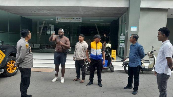 Nino Luka di Pelipis dan Patah Gigi, WNA Inggris Aniaya Sopir Taxi, Kini Dibawa ke Polresta ...