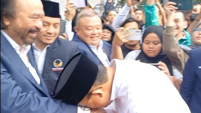 Pemandangan Tak Biasa, Anies Baswedan Cium Tangan Surya Paloh Sebelum ke KPU - Tribun-bali.com