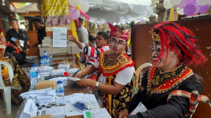Serba-serbi Unik di TPS Banjar Blungbang Badung, Semua KPPS Pakai ...