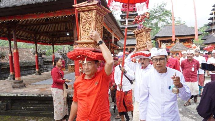 Penyineban Penyeeb Brahma Pujawali Kiduling Kreteg, Bupati Dana Nuwek ... Penyineban Penyeeb Brahma Pujawali Kiduling Kreteg, Bupati Dana Nuwek ...