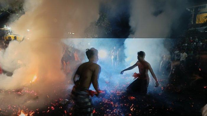 Lebur Bhuta Kala Dalam Tradisi Perang Api di Desa Adat Nagi saat ...