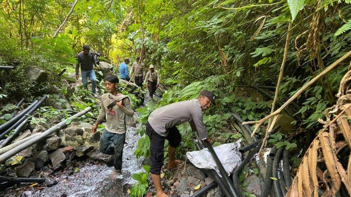 Warga Siakin Gotong Royong Perbaiki Jaringan Pipa di Sumber Mata Air ...