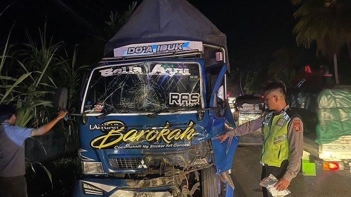 Truk dari Barat Tabrak Truk Parkir di Jalan Raya Denpasar-Gilimanuk ...