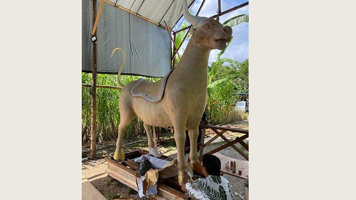 Cok Wah Puri Langon Ubud Beri Lembu Cemeng untuk Pelebon Maestro Drama ...