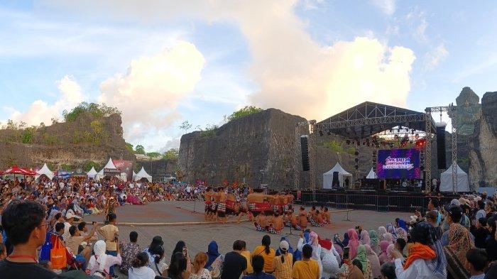 Penampilan Tari Kecak Berhasil Pukau Penonton GWK Bali Countdown 2024 ...