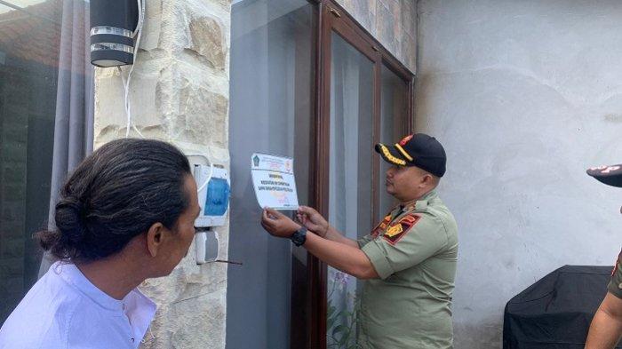 Vila Bodong di Pantai Pebuahan Akhirnya Disegel, Petugas Pasang Tanda ...