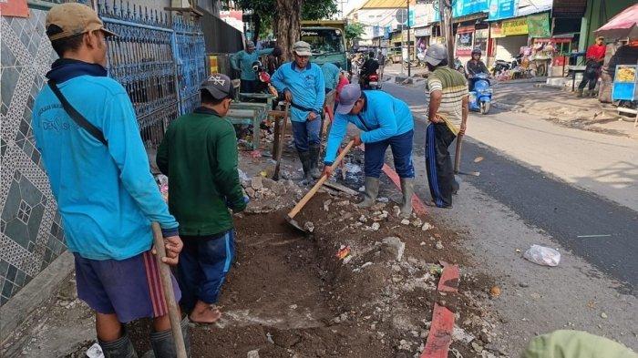 Got Mampet Karena Sampah, Petugas PUPR Denpasar Lakukan Pembersihan 12 ...