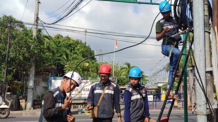 PLN Icon Plus Bali Lakukan Perapian Kabel Fiber - Tribun-bali.com