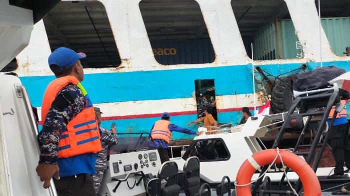 KMP Agung Samudera Kandas di Selat Bali, 42 Orang Penumpang Berhasil Dievakuasi - Tribun-bali.com