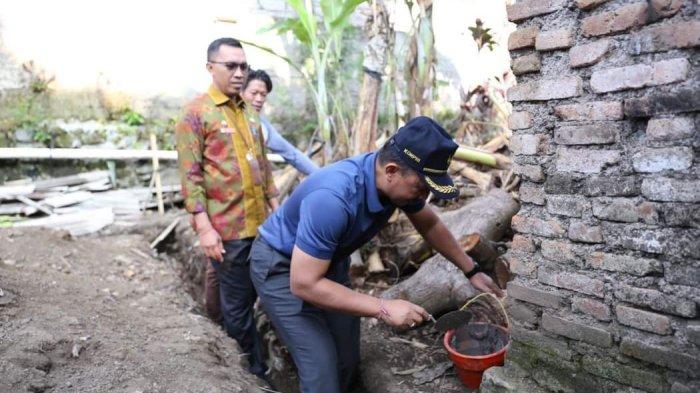Sempat Viral Rumah Nyaris Roboh, Dadong Rakni Terharu Dapat Bantuan Bedah Rumah - Tribun-bali.com