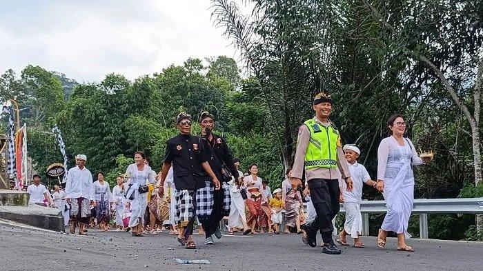 Prosesi Melasti Ida Bhatara Turun Kabeh 2024, Polsek Rendang Lakukan ...