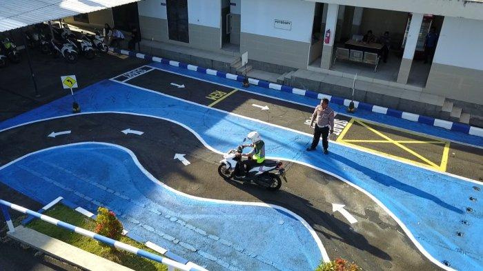 Guna Uji Keseimbangan, Praktik Uji SIM C Zig Zag dan Angka 8 Resmi ...