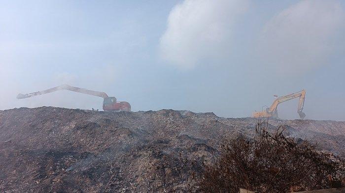 Jaya Negara Belum Berani Pastikan Api di TPA Suwung Padam, Sampah yang Berasap Dibongkar ...