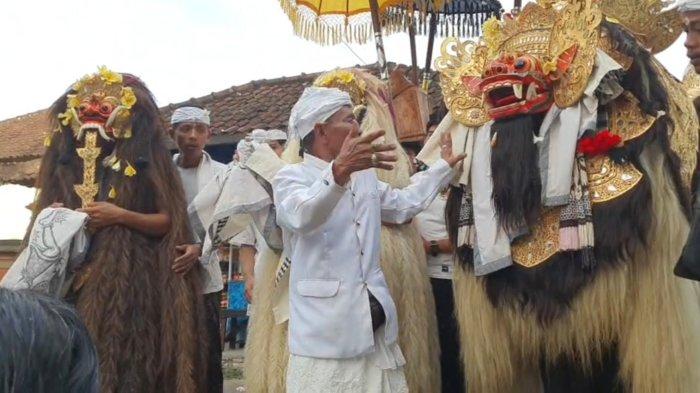 Upacara Nyomia Bhuta Kala di Desa Adat Pangi, Tapakan Mececingak di ...