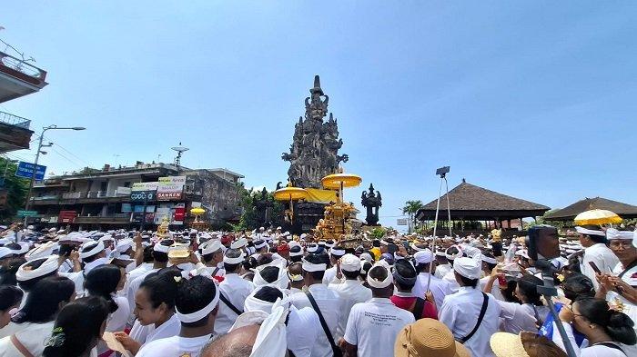 Warga Tumpah Ruah Ikuti Ritual Sakral 10 Tahun Sekali di Catus Pata ...