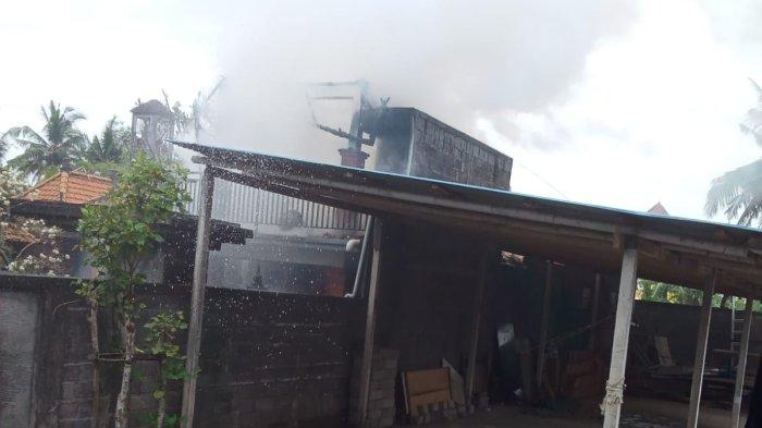 TRAGEDI Kebakaran di Gianyar, Asap Mengepul & Api Cepat Membesar di Rumah Interior Kayu - Tribun ...