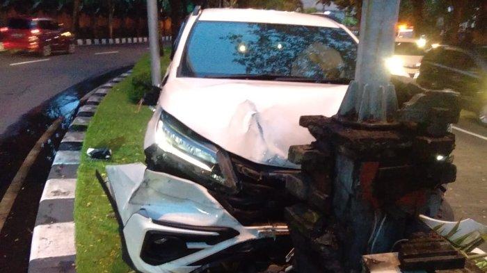 Tidak Mampu Kuasai Mobil dan Mengantuk, Pengemudi Tabrak Tiang Listrik ... Tidak Mampu Kuasai Mobil dan Mengantuk, Pengemudi Tabrak Tiang Listrik ...