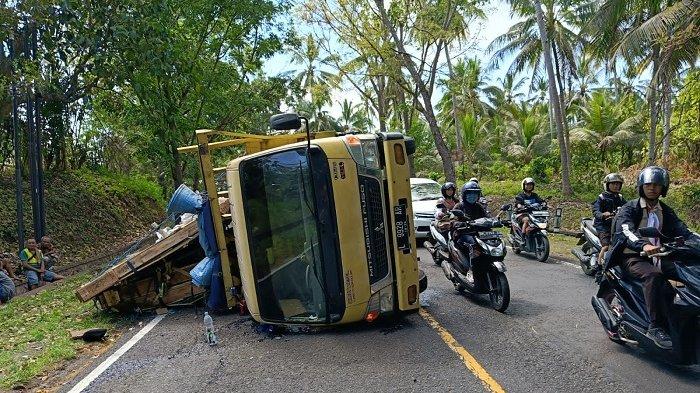 Truk Bermuatan Kaca Terguling di Jalur Tengkorak - Tribun-bali.com Truk Bermuatan Kaca Terguling di Jalur Tengkorak - Tribun-bali.com