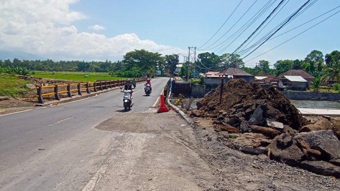 Jalan Amblas Dekat Jembatan Bilukpoh Dicor Beton, Ditemukan Banyak Kayu ...