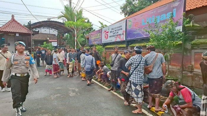 Ratusan Krama Gelagah Datangi PN Semarapura, Beri Dukungan Perangkat ...