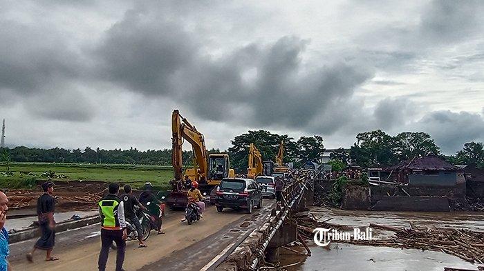 Truk Kontainer Belum Boleh Melintas di Jembatan Bilukpoh-Penyaringan, Truk Besar Masih Mengular ...