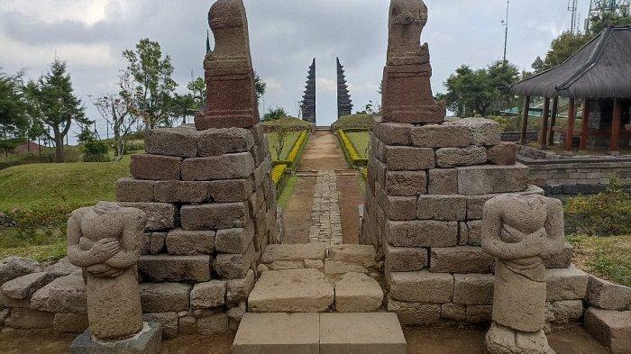 Pamedek dari Bali Mohon Jabatan di Candi Cetho Jawa Tengah, Pemangku ...