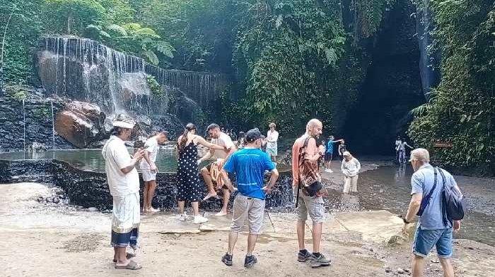 Goa Raja Waterfal di Bangli Bali Banyak Dikunjungi Wisatawan saat ...