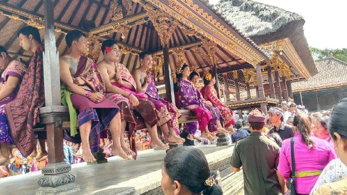 10 Pasang Mempelai Ikut Nganten Massal di Desa Pengotan Bangli Bali ...