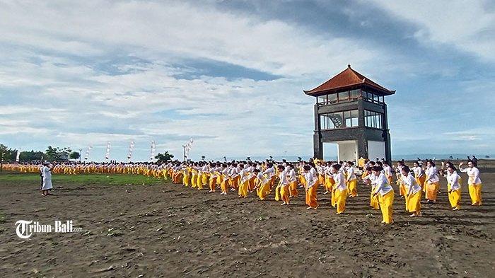 1.000 PKK Jembrana Menarikan Rejang Renteng, Rangkaian Pemelaspasan ...