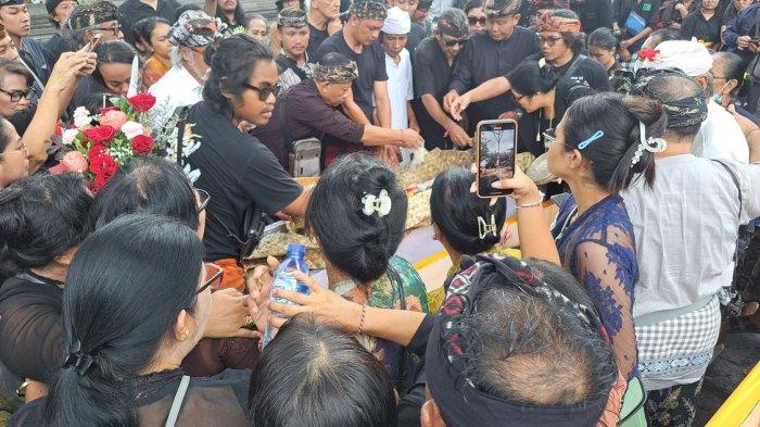 Keluarga dan Kerabat Iringi Prosesi Mekingsan Ring Gni Cok Sawitri, Palebon Diperkirakan Agustus ...