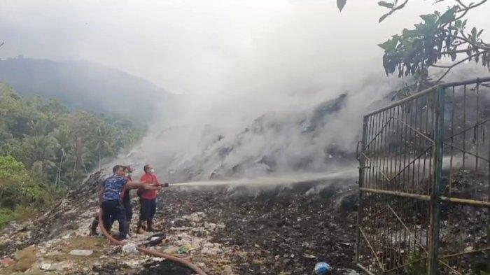 TPA Sente Klungkung Kembali Terbakar, Asap Masih Mengepul Setelah Api Padam - Tribun-bali.com