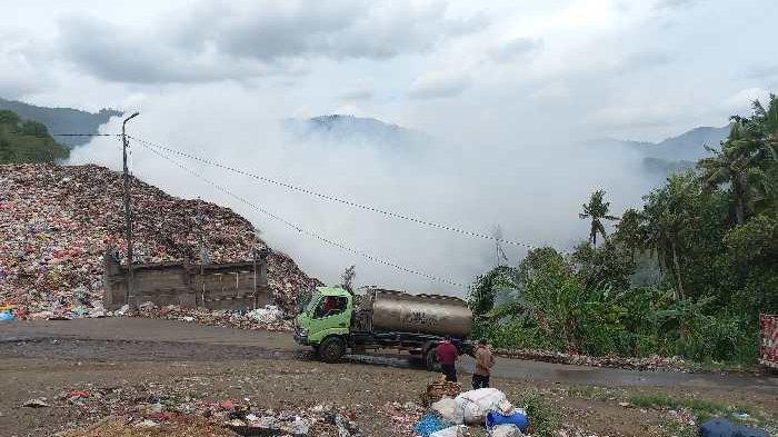 BREAKING NEWS! TPA Sente di Klungkung Bali Kebakaran, Asap Pekat Mengepul Dari Gunungan Sampah ...