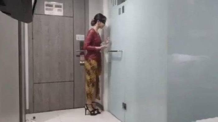Terungkap Sosok Wanita Kebaya Merah Pemeran Video Dewasa Ternyata Influencer Asal Surabaya ...