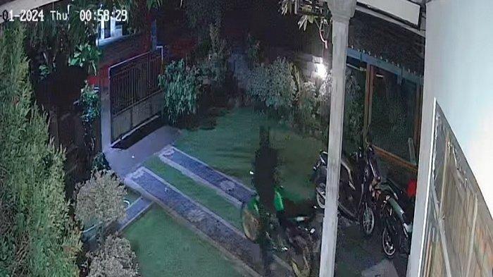 Ninja R Hilang di Pekarangan Rumah di Buleleng, Pria Berjaket Hitam Terekam CCTV - Tribun-bali.com