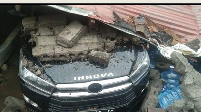 Garase Roboh di Batubulan Gianyar Timpa Tiga Mobil dan Satu Motor ...