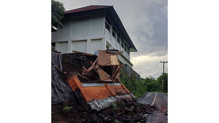 Diterjang Longsor Susulan, Tembok dan Bale Bengong SMPN 2 Dawan ...