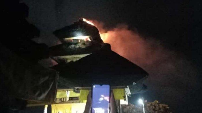 Update! Tersambar Petir, Bangunan Meru Pura Uluwatu Terbakar, Kerugian Diperkirakan Ratusan Juta ...