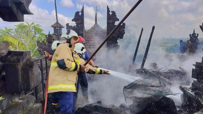 Diduga Terkena Percikan Api Dupa, Merajan Sunarka di Banjar Bersih ...