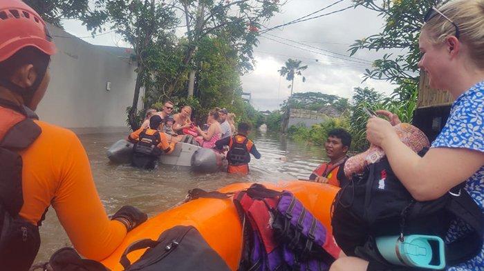 Tim SAR Gabungan Evakuasi Sejumlah Korban Banjir di Denpasar dan Seminyak - Tribun-bali.com