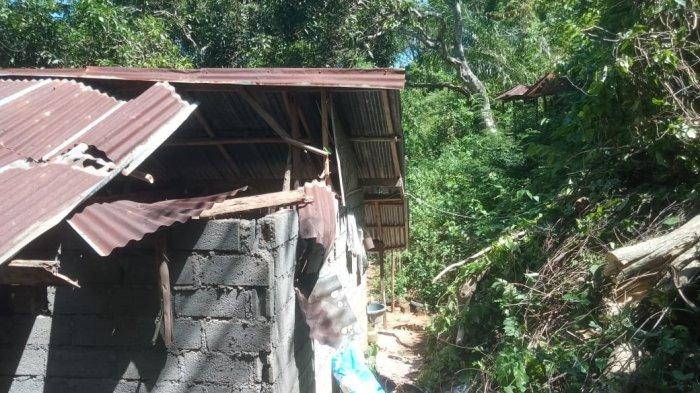 Rumah Merta Di Desa Tista Karangasem Tertimpa Pohon Santen Hingga Rusak ...