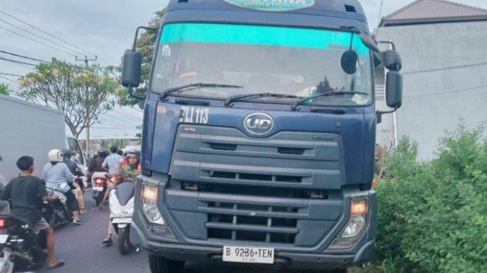 Senggol Pohon Perindang, Kecelakaan Truk Tronton di Buleleng Sebabkan ...