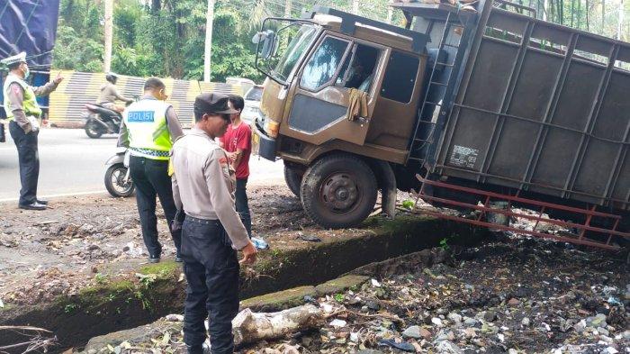 Tak Ada SIM dan STNK, Truk Muat Besi Beton OC di Tanjakan Desa Samsam - Tribun-bali.com