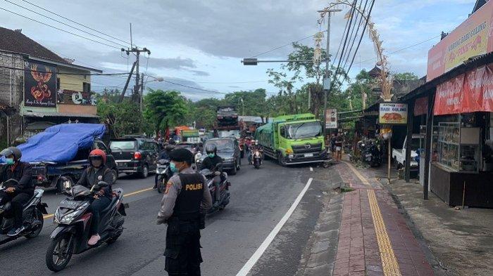 Truk Mogok di Jalan Raya Kapal Badung, Sempat Tabrak Pohon hingga Tutupi Setengah Badan Jalan ...