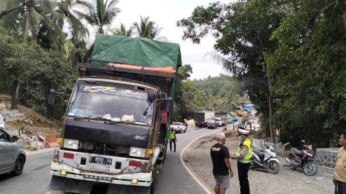 Tak Kuat Nanjak, Truk Muat Triplek Mogok Di Tanjakan Samsam - Tribun-bali.com