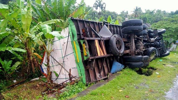Truk Gagal Nanjak Terguling di Tanjakan Samsam Tabanan - Tribun-bali.com