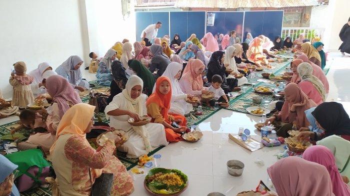 Umat Muslim Kampung Jawa Singaraja Rutin Gelar Tradisi Megibung Bersama ...