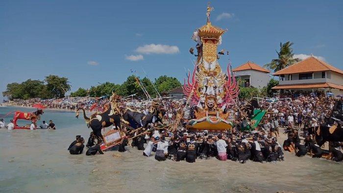 UNIK! Tradisi Ngaben Massal di Pesisir Nusa Penida Bali, Bade dan Petulangan Diarak Menuju Laut ...