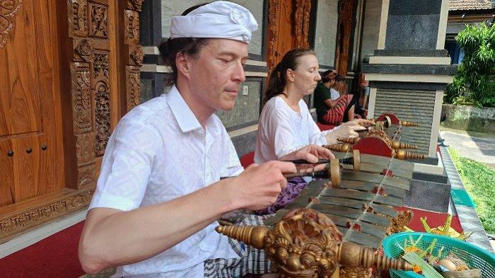 Dua Warga Jerman Ngayah Megambel Gender di Ubud, Beli Gender untuk ...