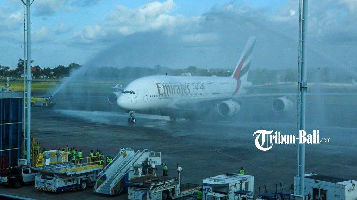 Airbus A380 Emirates Mendarat Pertama di Bali, Disambut Water Salute ...